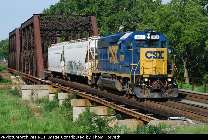 CSX 4424 makes its way across the Raritan River